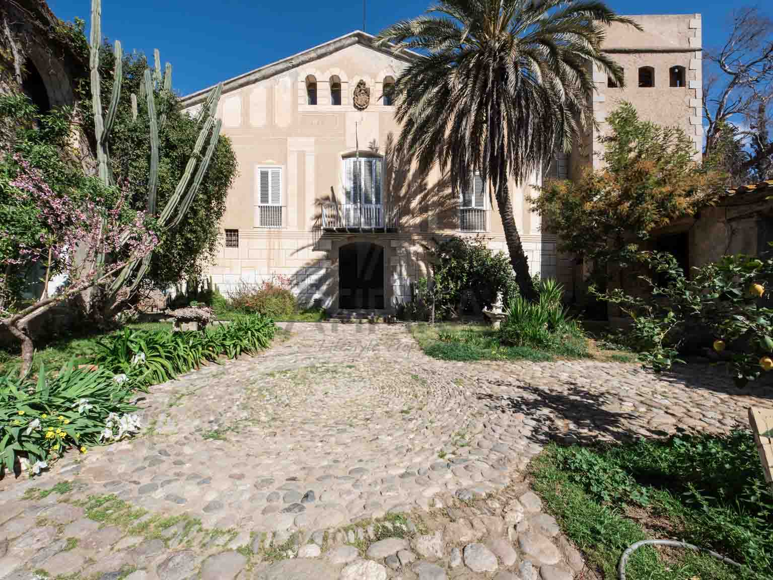Unique historical farmhouse overlooking the sea